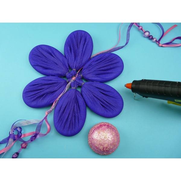Basteln mit Krepppapier, eine herrliche Blume basteln | Fensterschmuck ...