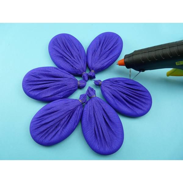 Basteln mit Krepppapier, eine herrliche Blume basteln | Fensterschmuck ...