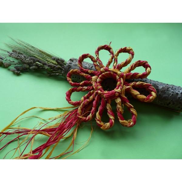 Basteln mit Bast, eine wunderschöne Blume basteln | Hier die ...